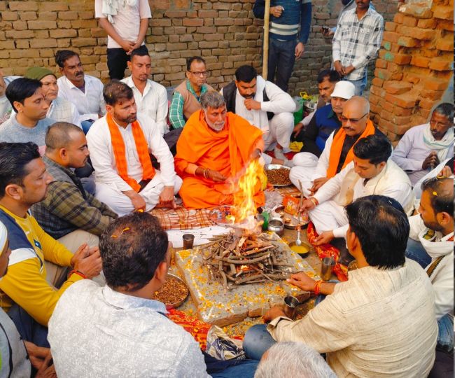 देवबंद की मुस्लिम आबादी में 1992 से बंद शिव मंदिर में सुनाई दी मंत्रों ...