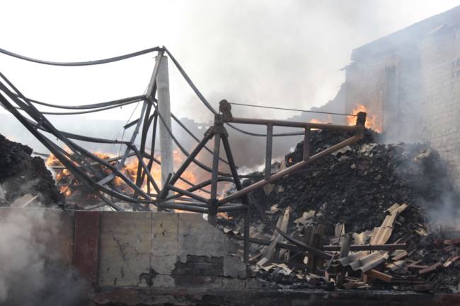 जिदल फैब्रिक यॉर्न में लगी आग, 12 घंटे बाद भी दमकलकर्मियों ने नहीं पाया ...