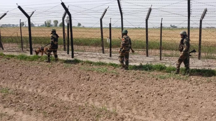 Punjab News: बम ब्लास्ट के बाद पाकिस्तान से सटे बॉर्डर पर रेड अलर्ट ...