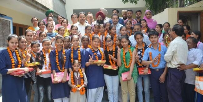 सोनी के घर हार लेकर पहुंचे मेरिट होल्डर्स, मंत्री बोले-आज मेरा नहीं ...