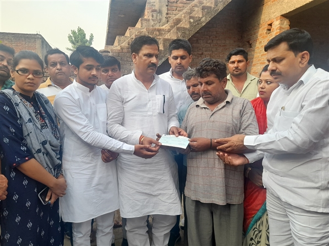 एसडीएम व विधायक ने सौंपे पीडि़त परिवारों को चैक - SDM and MLA handed ...