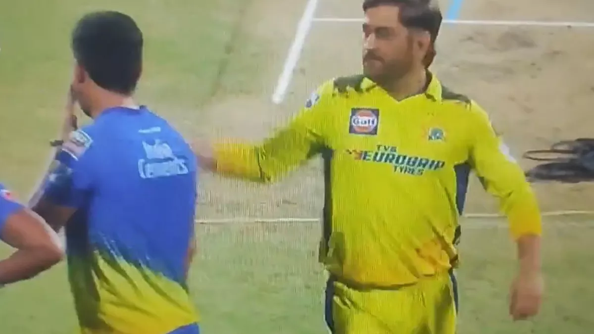 Dhoni ने Deepak Chahar को लगाया तमाचा, सोशल मीडिया पर वायरल हो गया ...