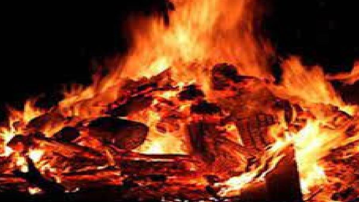 पत्नी के निधन की खबर सुन पति ने भी त्‍यागे प्राण, एक चिता पर दी गई ...