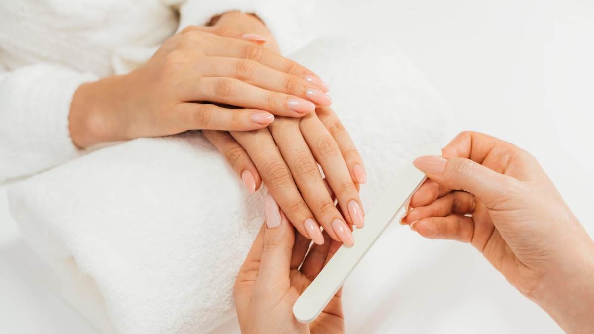 Summer Nail Care: चेहरे और बालों के साथ गर्मियों में नाखूनों को भी होती है खास देखभाल की जरूरत ...