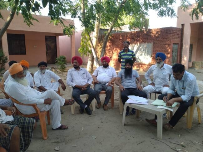 सरपंचों से पंचायती कार्यो के लिए सचिव ले रहे रिश्वत