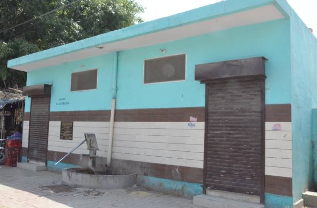 यहां तालों की कैद में हैं सुलभ शौचालय