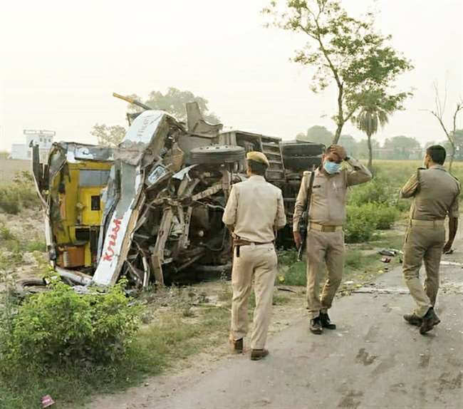 कन्नौज में भीषण सड़क हादसा, डीसीएम की टक्कर से बस पलटी, एक परिवार के 10 ...