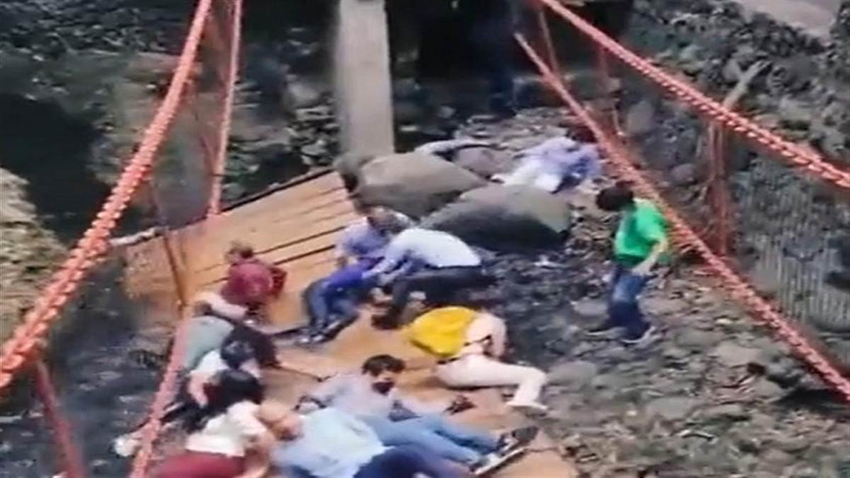 Footbridge Collapse Mexico: मेक्सिको में उद्घाटन के समय ही टूट गया पुल ...