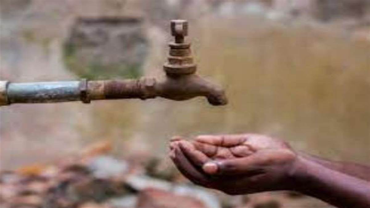 Delhi Water Crisis वजीराबाद बैराज के पास यमुना सूखने की कगार पर आधा फीट ...