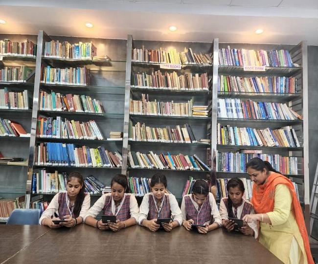 पटियाला में पंजाब का पहला सरकारी स्कूल, जहां की डिजिटल लाइब्रेरी में ...