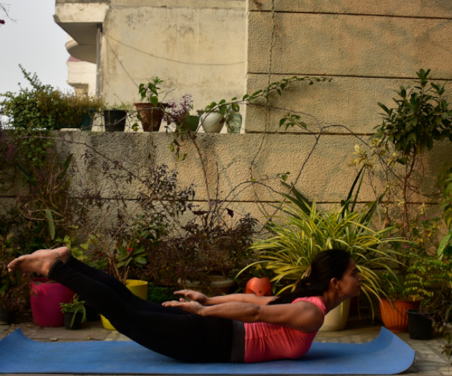 Yoga to get six pack abs: जिम जाए बिना भी महीने भर में बना सकते हैं ...