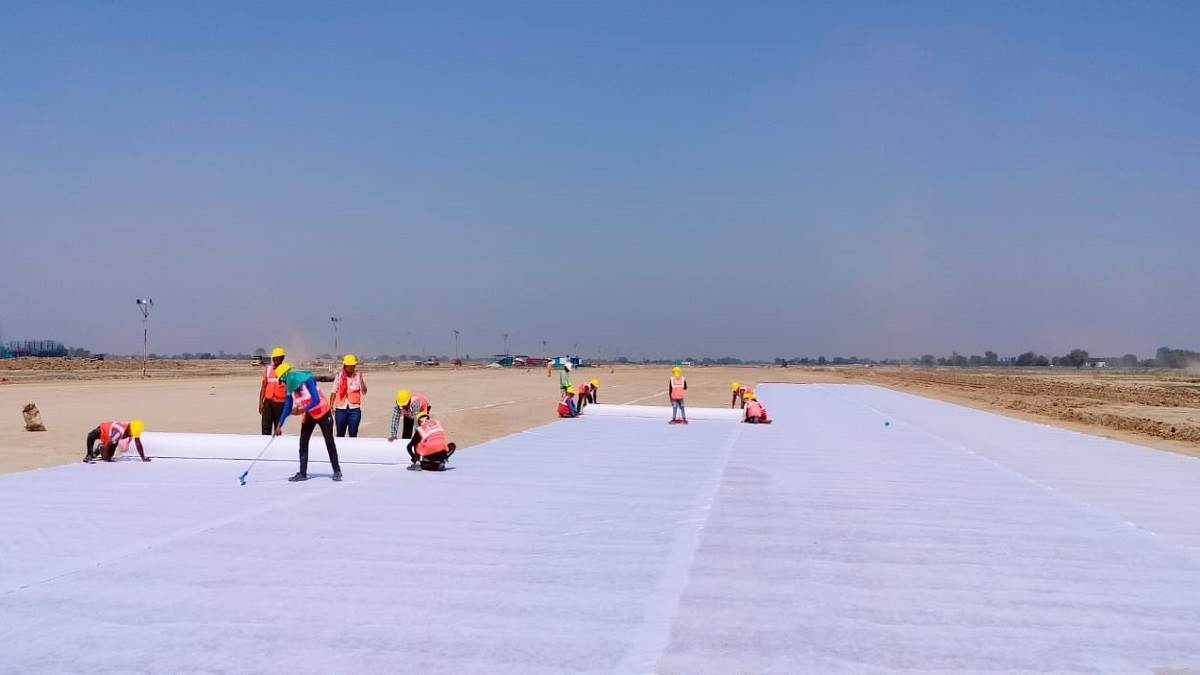 Noida International Airport: रनवे पर बिछाई गई जियो टेक्सटाइल मेंब्रेन ...