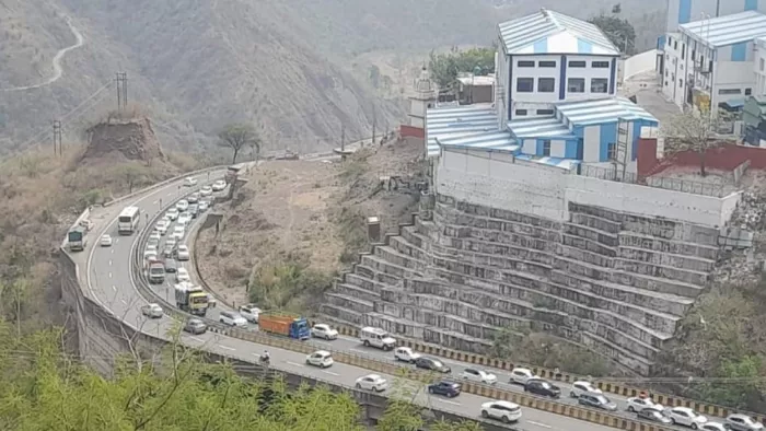 Himachal News: अगर कुल्लू-मनाली जा रहे हैं तो सावधान! होटल और सड़कें ...