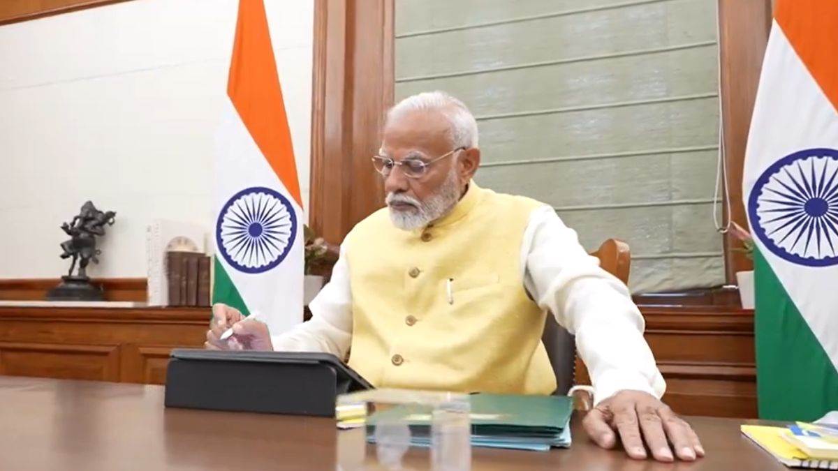 PM Modi: शपथ लेते ही एक्शन मोड में मोदी, साइन की ये अहम फाइल; सबसे पहले ...