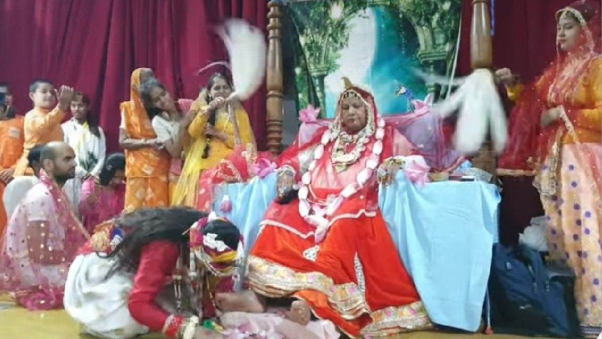 Mathura: 'राधा बने रमेश बाबा करा रहे कृष्ण स्वरूप से चरण सेवा', वीडियो ...