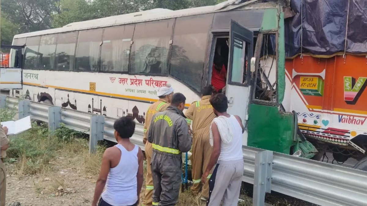 Janrath AC Bus Accident: बाराबंकी में ट्रक से टकराई जनरथ एसी बस, 24 ...