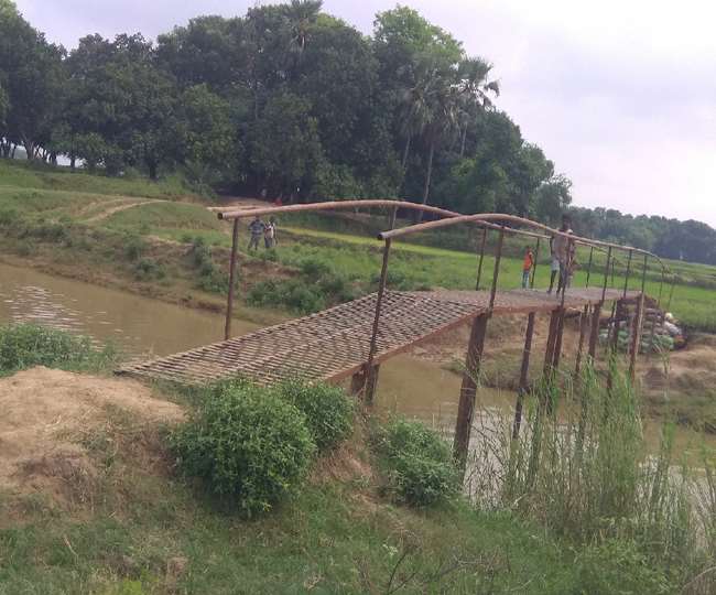 जब सरकार ने नहीं पूरी की मांग तो ग्रामीणों ने खुद इस तरह बना दिया पुल ...
