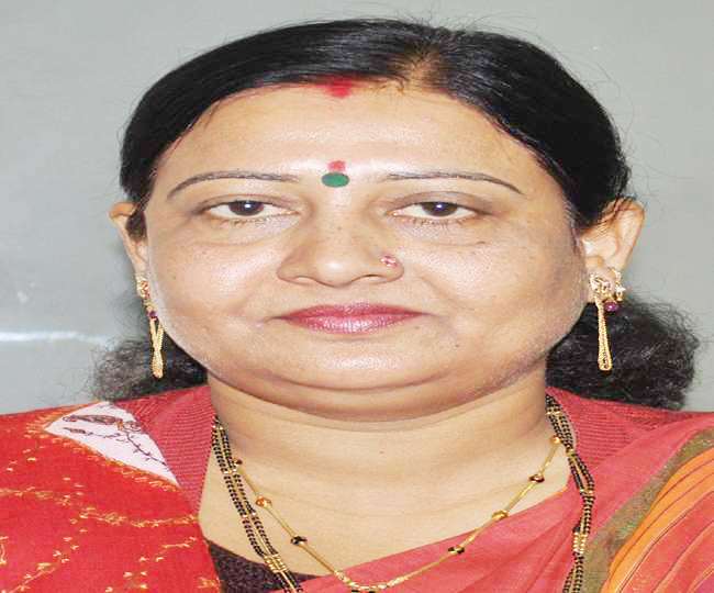 वैशाली सांसद वीणा देवी ने मिठनसराय में बाढ़ पीडि़तों को अपने हाथ से ...