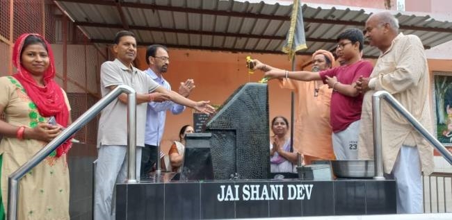 सिद्ध श्री बाला जी मंदिर में शनिदेव की पूजा कर मांगी समृद्धि ...