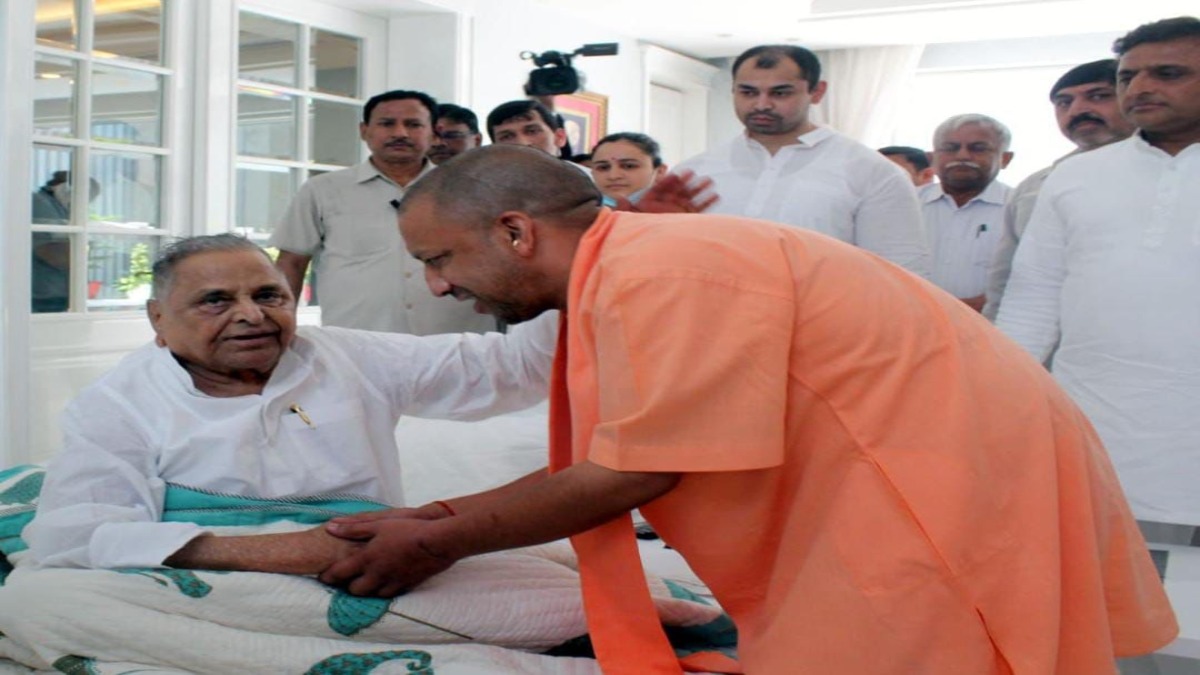 Sadhna Gupta Death : मुलायम सिंह यादव के आवास पर सीएम योगी ने किया ...