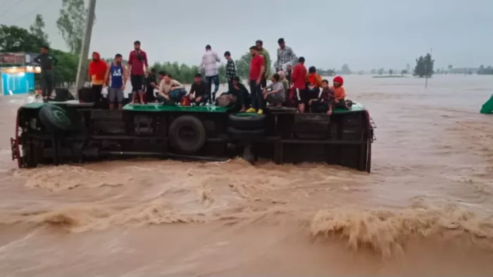 Mulana News: रोलाहेड़ी गांव से टूटी मारकंडा नदी की पटरी, सवारियों से ...