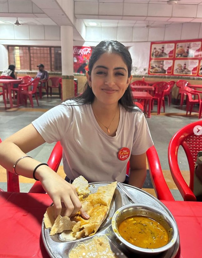 बेंगलुरु में डोसे का मजा लेते दिखीं Navya Naveli Nanda, रिक्रिएट किया ...