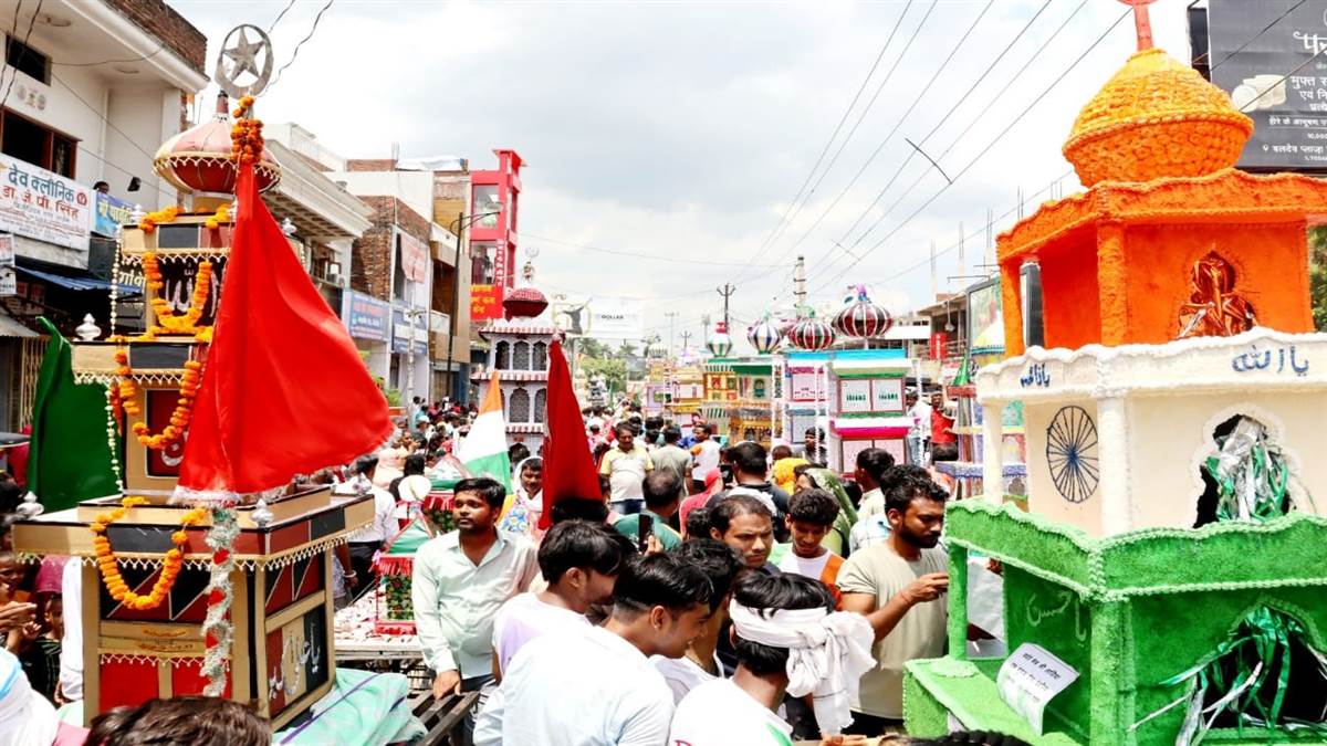 शहर में निकली ताजिया, जुलूस में लोगों ने दिखाए करतब - Tajia came out in ...