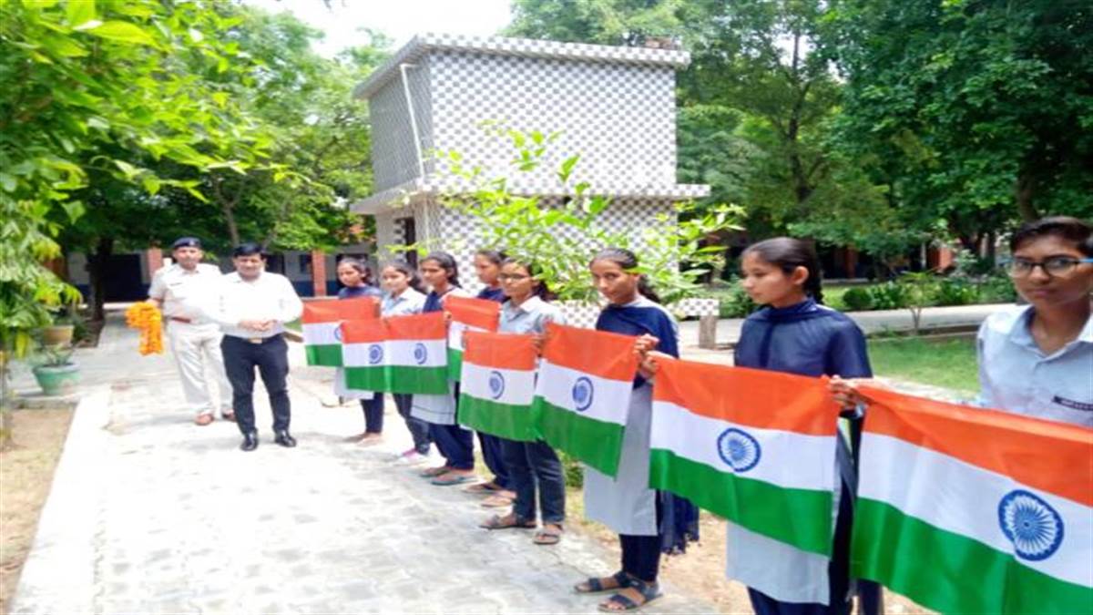 सिवानी के नलोई में लगे शत-प्रतिशत घरों में तिरंगे झंडे - Tricolor flags ...