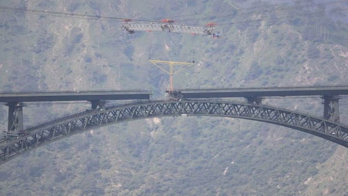 Chenab Bridge: कश्मीर में बन रहा दुनिया का सबसे ऊंचा आर्च ब्रिज, लगभग ...