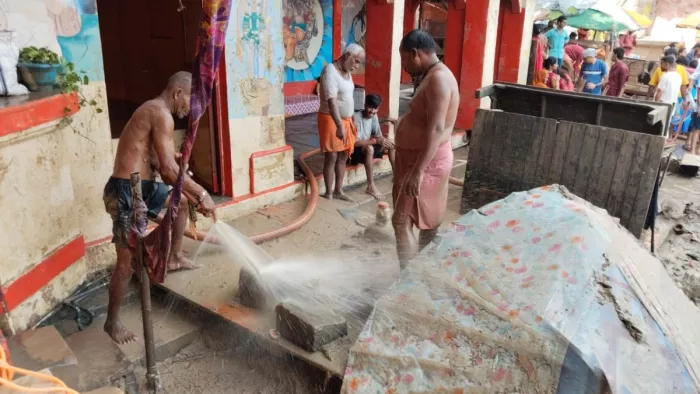 वाराणसी में गंगा का जलस्तर घटने के बाद घाटों पर सफाई अभियान शुरू, लौटने ...
