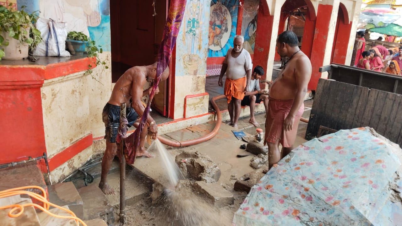 वाराणसी में गंगा का जलस्तर घटने के बाद घाटों पर सफाई अभियान शुरू, लौटने ...