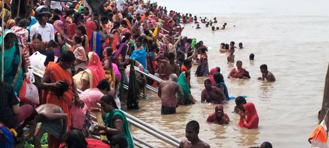 कोरोना संक्रमण को नजरअंदाज कर जिउतिया स्नान को उमड़ी भीड़ - Jiutia ...