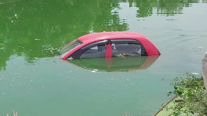 Motor Insurance: बाढ़ या बारिश में डूब जाए आपकी कार, तो कैसे लें ...