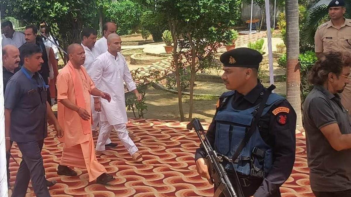 Lakhimpur: सीएम योगी आदित्‍यनाथ ने दिवंगत विधायक अरविंद गिरि के आवास ...