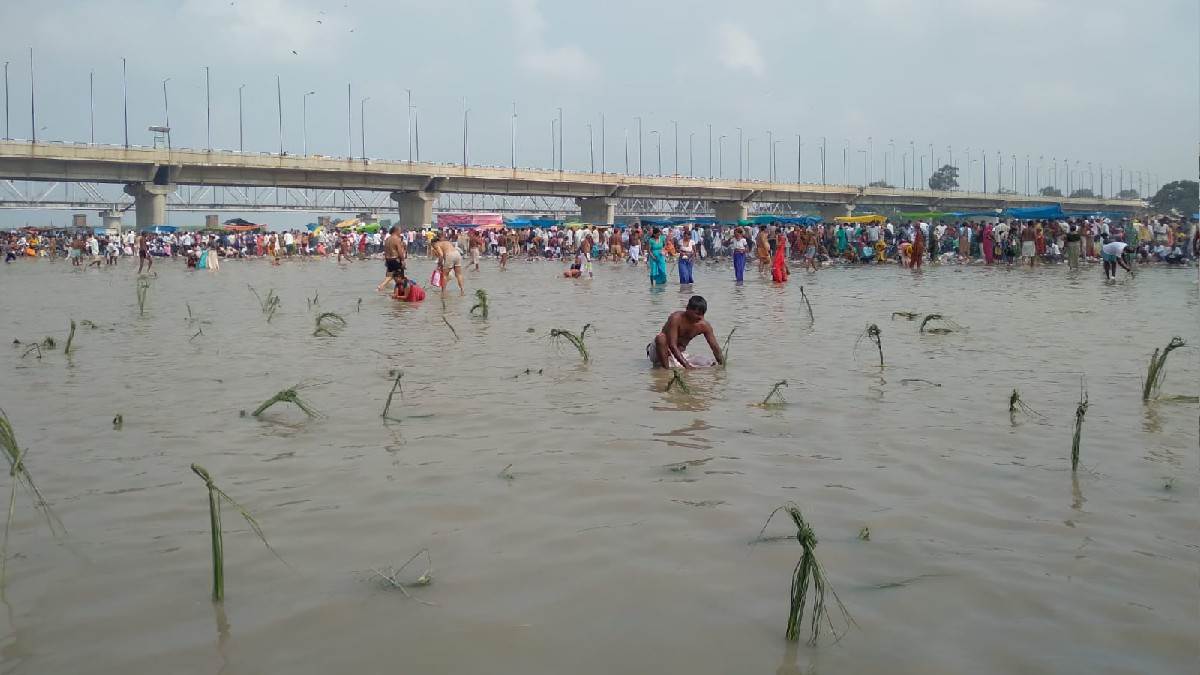 Pitru Paksha 2022: बदायूं में कछला घाट पर गंगा में डुबकी लगाकर पितरों ...