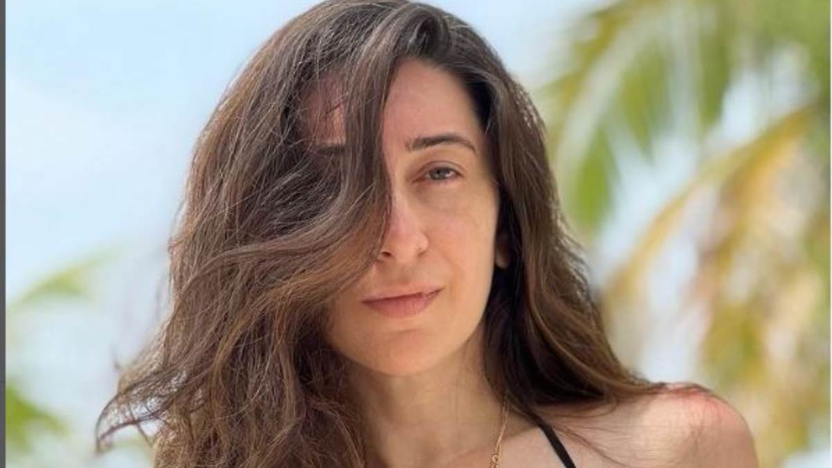 Karisma Kapoor Monokini Photos: करिश्मा कपूर में ब्लू मोनोकिनी में ...