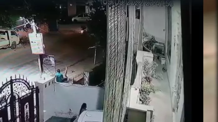 लखनऊ में साइन बोर्ड के एंगल में लटका म‍िला मर्चेंटनेवी कर्मी का शव ...