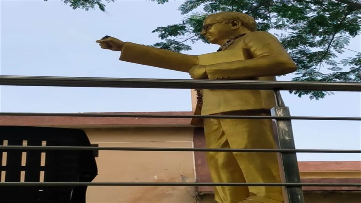 MP Gwalior News: ग्वालियर के गांव सहराई में बाबा साहब की प्रतिमा खंडित ...