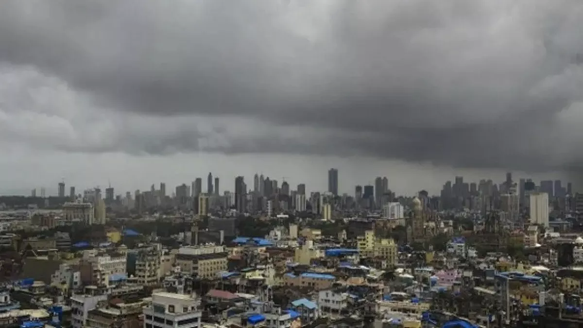 Mumbai Weather Update: बारिश और तूफान से अभी राहत नहीं, काले बादलों से ...