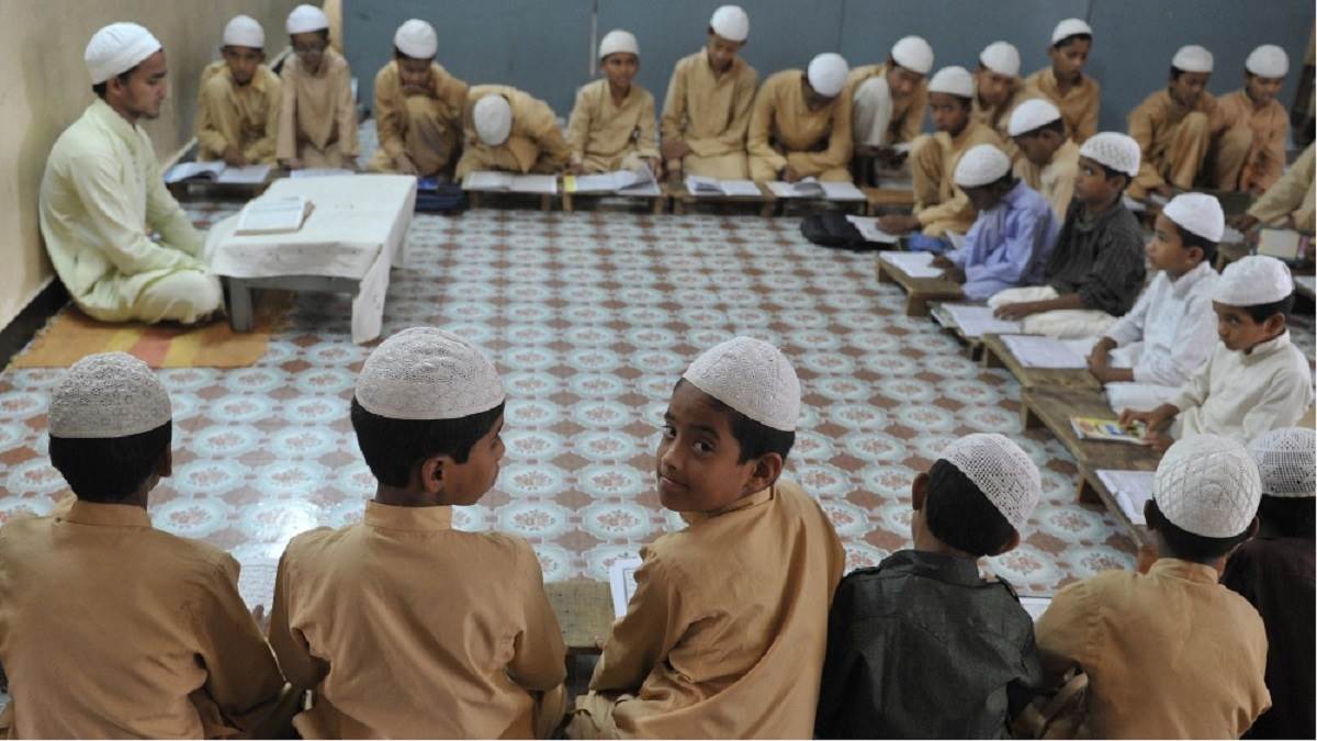 Survey of Madarsa in UP: विपक्षी दलों के विरोध के बीच में उत्तर प्रदेश ...