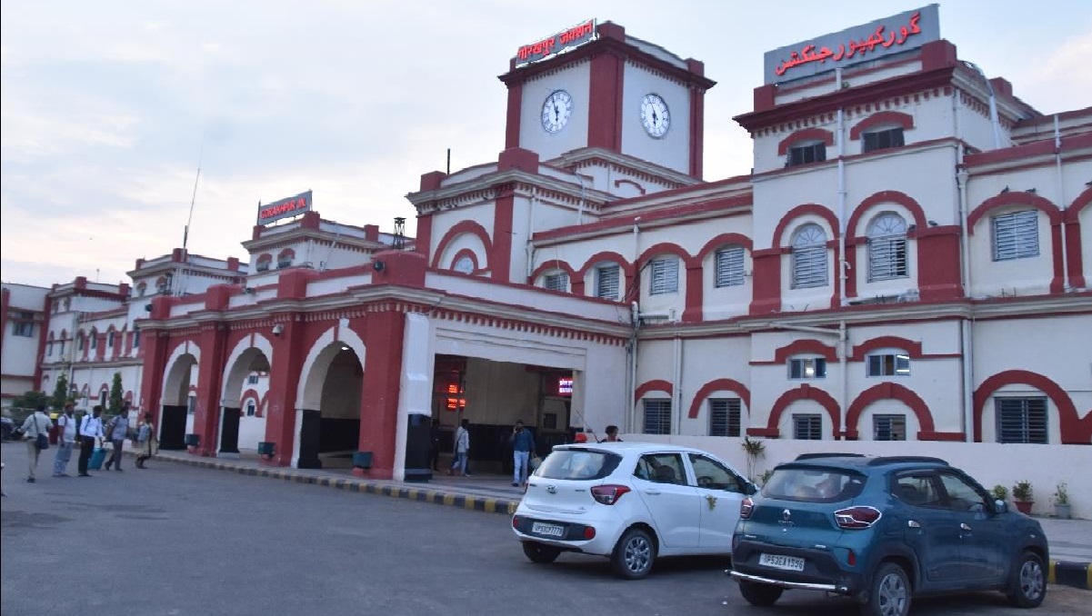 Gorakhpur Railway Station स्टेशन पर खुले टेराकोटा के दो मॉडल स्टाल ...