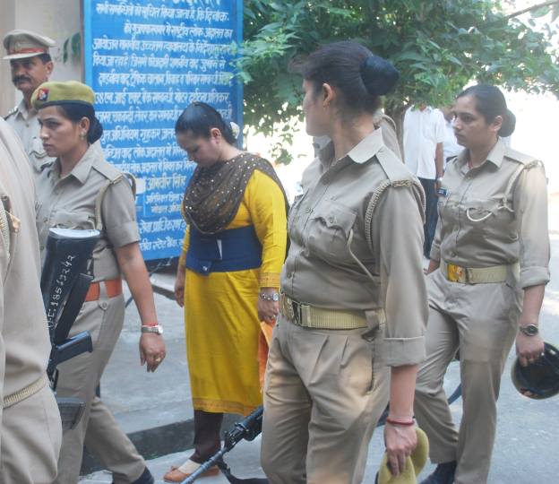 मीनू त्यागी सहित पांच अपराधी कोर्ट में पेश - meenu tyagi and four ...