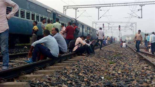 सादात रेलवे स्टेशन में चौरीचौरा एक्सप्रेस से कटे तीन सांड, इंजन फेल ...