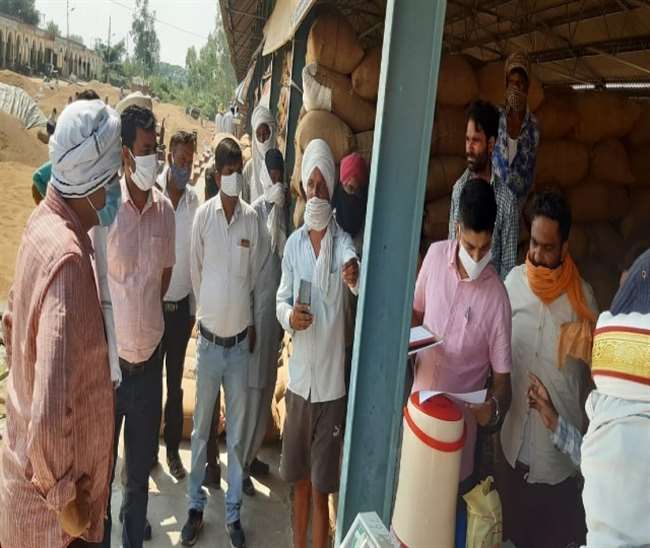 अंगोछा बांधकर धान क्रय केंद्र पर पहुंचे रामपुर के डीएम, बोले-धान बेचना ...