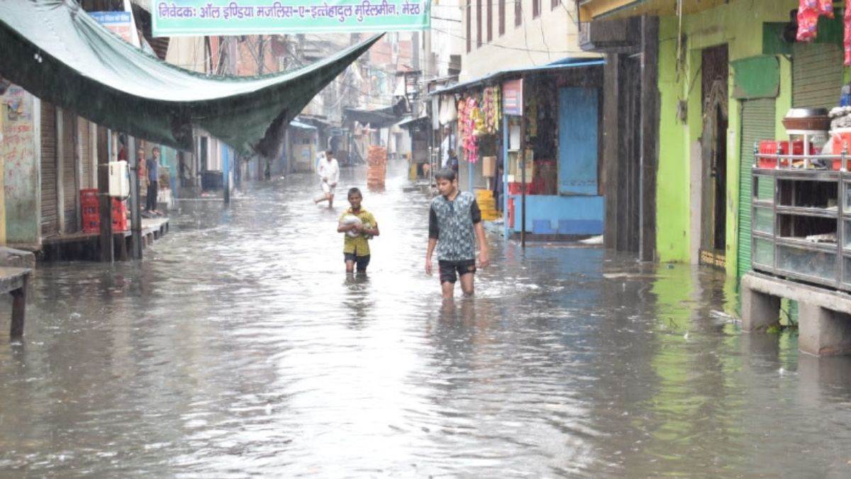 Rain In Meerut: मेरठ में लगातार हो रही बरसात बनी आफत, सड़कों पर घुटनों ...