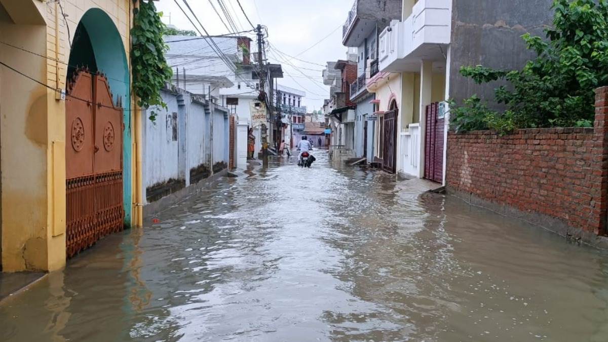Rain In UP: दो दिन की बारिश में जलमग्न हो गया पूरा लखनऊ, कई जिले बाढ़ से प्रभावित - Rain in UP ...