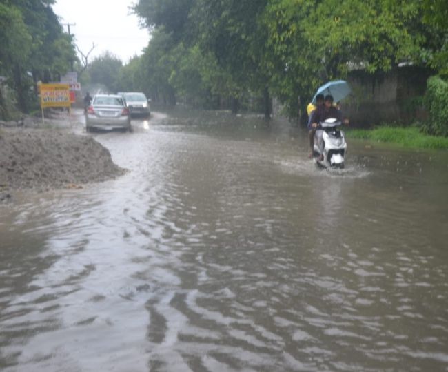 Rain In Meerut: मेरठ में लगातार हो रही बरसात बनी आफत, सड़कों पर घुटनों ...