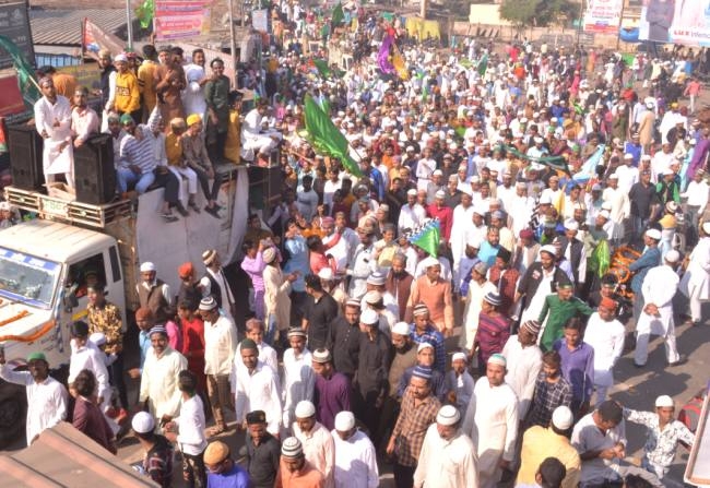 जोश-ओ-खरोश से निकाला गया जुलूस-ए-मीलाद - juloos a meelad on baravafat ...