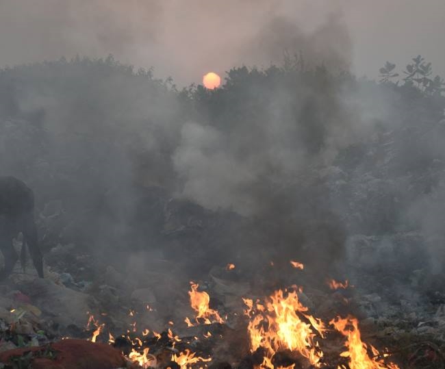 धनबाद में पराली से भी खतरनाक है कचरे में लगी आग - Fire in garbage is ...