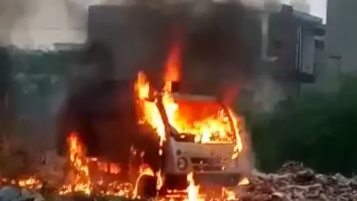 Hathras News : हाईटेंशन लाइन की चपेट में आने से नगर पालिका के कूड़ा ...